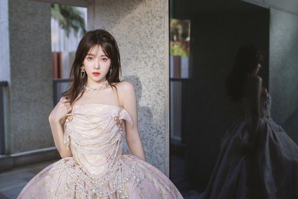 The photo of the rotten boy showing his beautiful legs again, but the ...