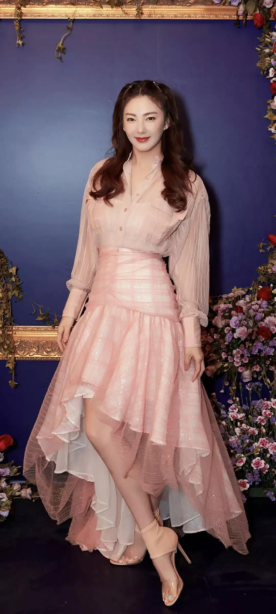 Sexy and charming Zhang Yuqi - iNEWS