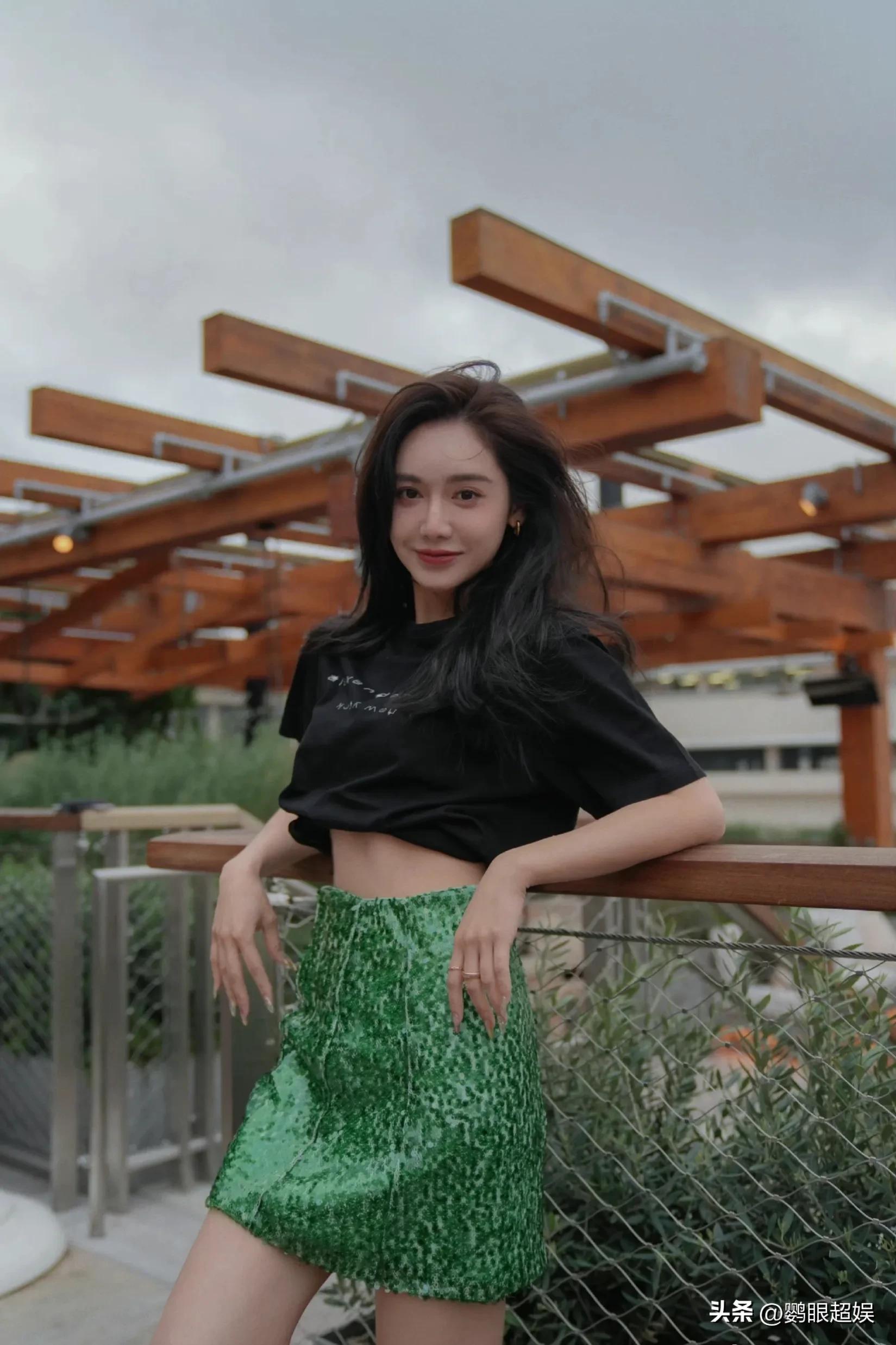 Mina's sexy photo of her waistless short skirt, so beautiful that she ...
