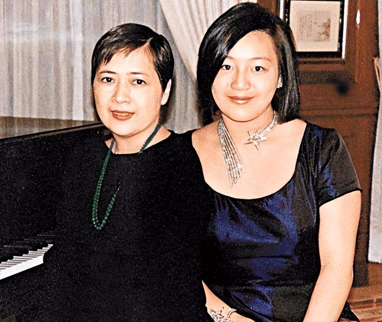 52-year-old Li Jiaxin wears a swimsuit to show off her figure, 71-year-old Liu Luanxiong wears ...