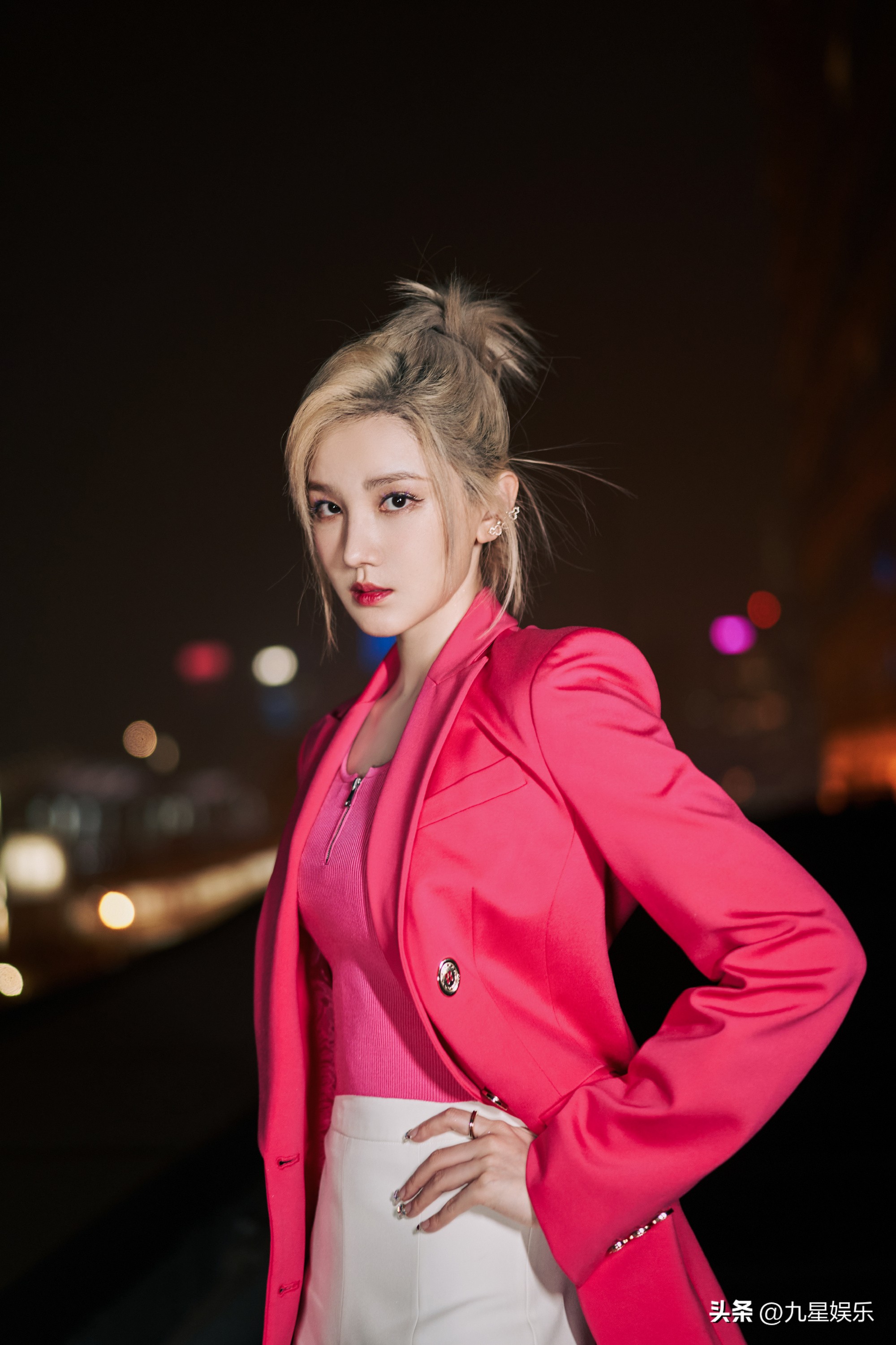 On the stage rendered by the charming night, Chen Xiaojun is ...