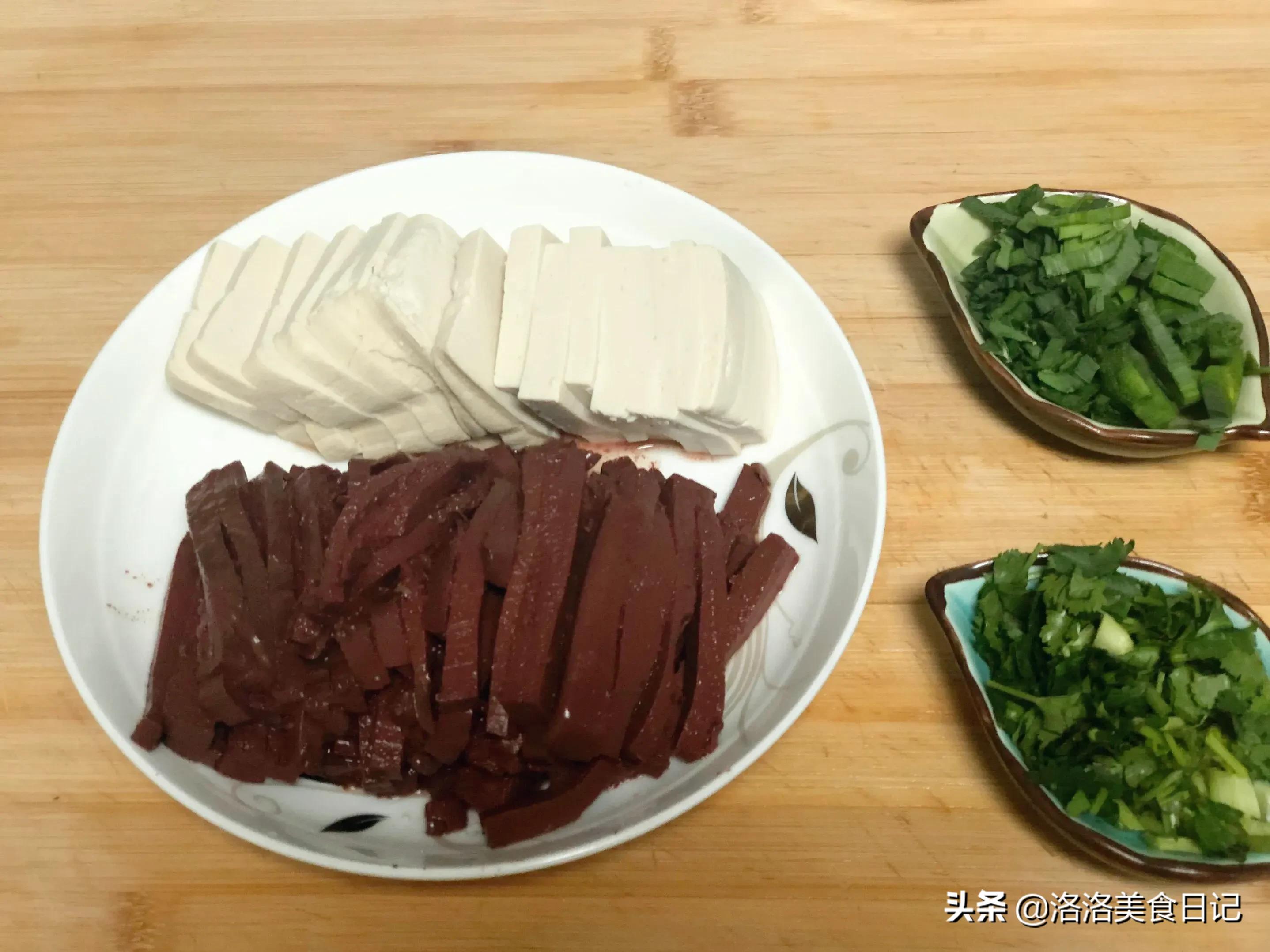 How to make goat blood in powder soup?The chef teaches you the tricks ...