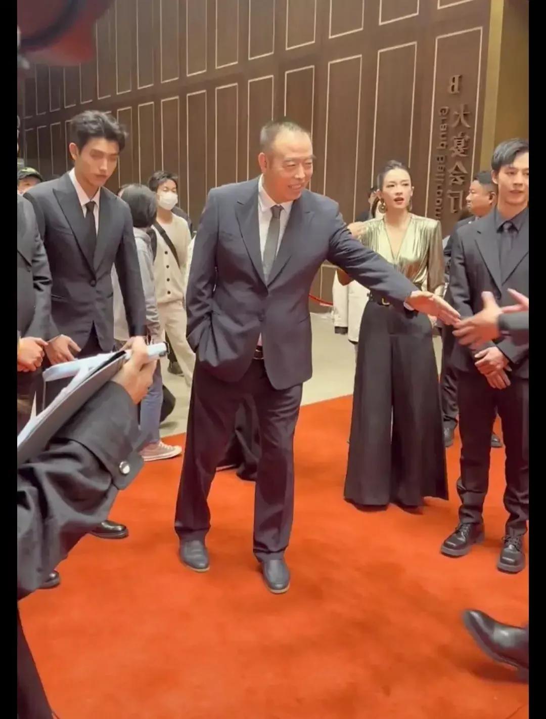 Chen Kaige shook hands with Zhang Songwen with his left hand in his ...