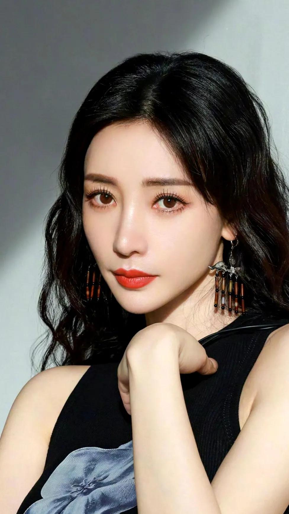 Liu Yan 230805 Exquisite Atlas Exquisite Charm - iNEWS