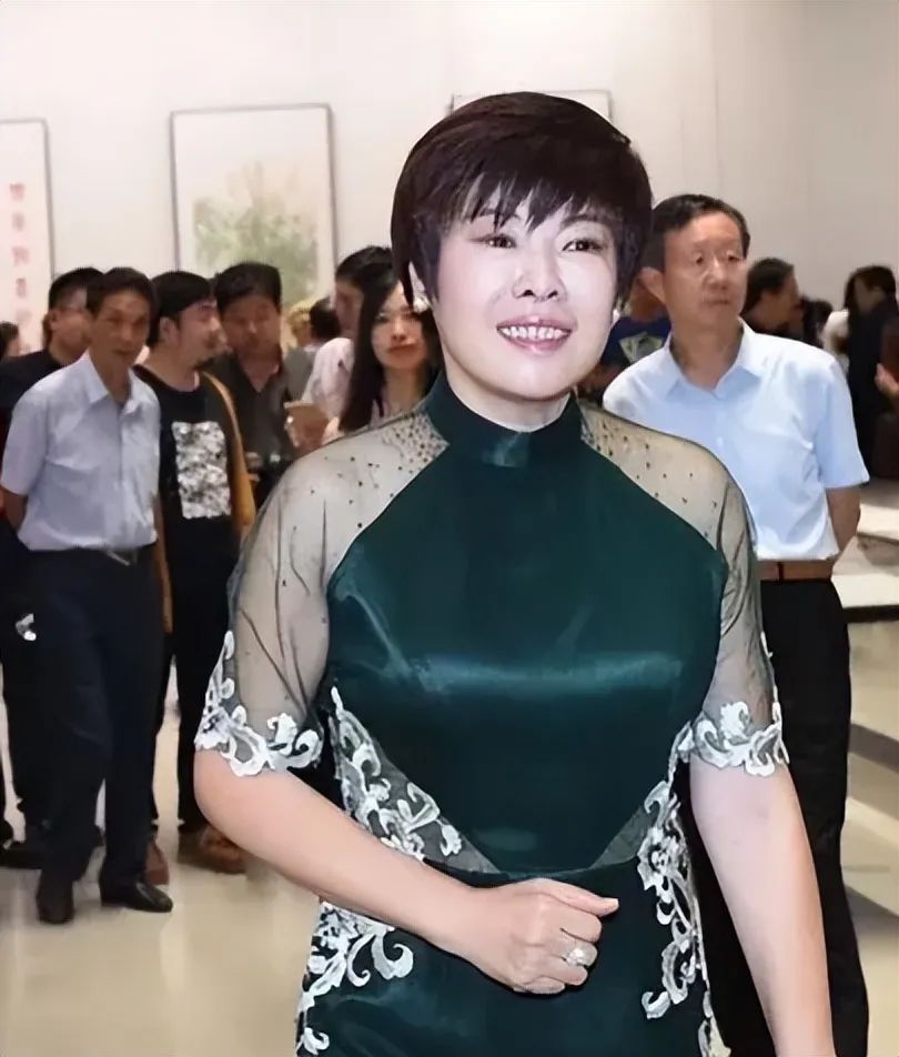 Yu Dan seriously dressed up is amazing!Wearing a hollow cheongsam shows ...