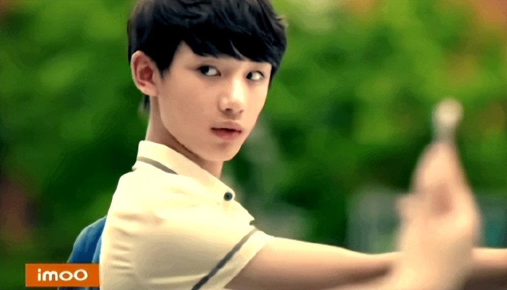 Ding Chengxin posted photos of Si Gongge, wearing a peaked cap is very melancholy, very juvenile ...