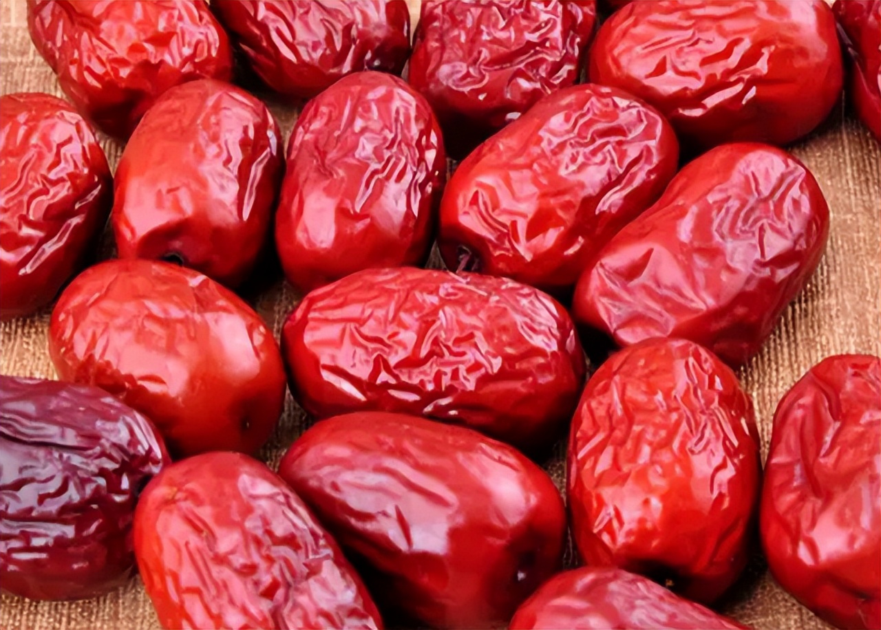 Eat a few red dates on an empty stomach after getting up early, and ...