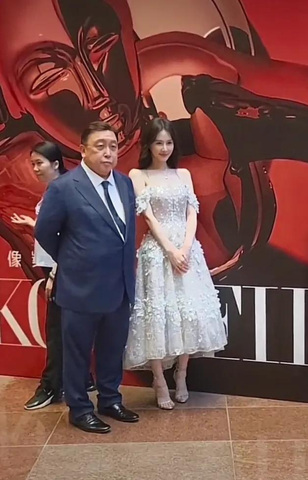 67-year-old Wang Jing holds the new "Jing Girl" Yun Qianqian Netizen: I ...