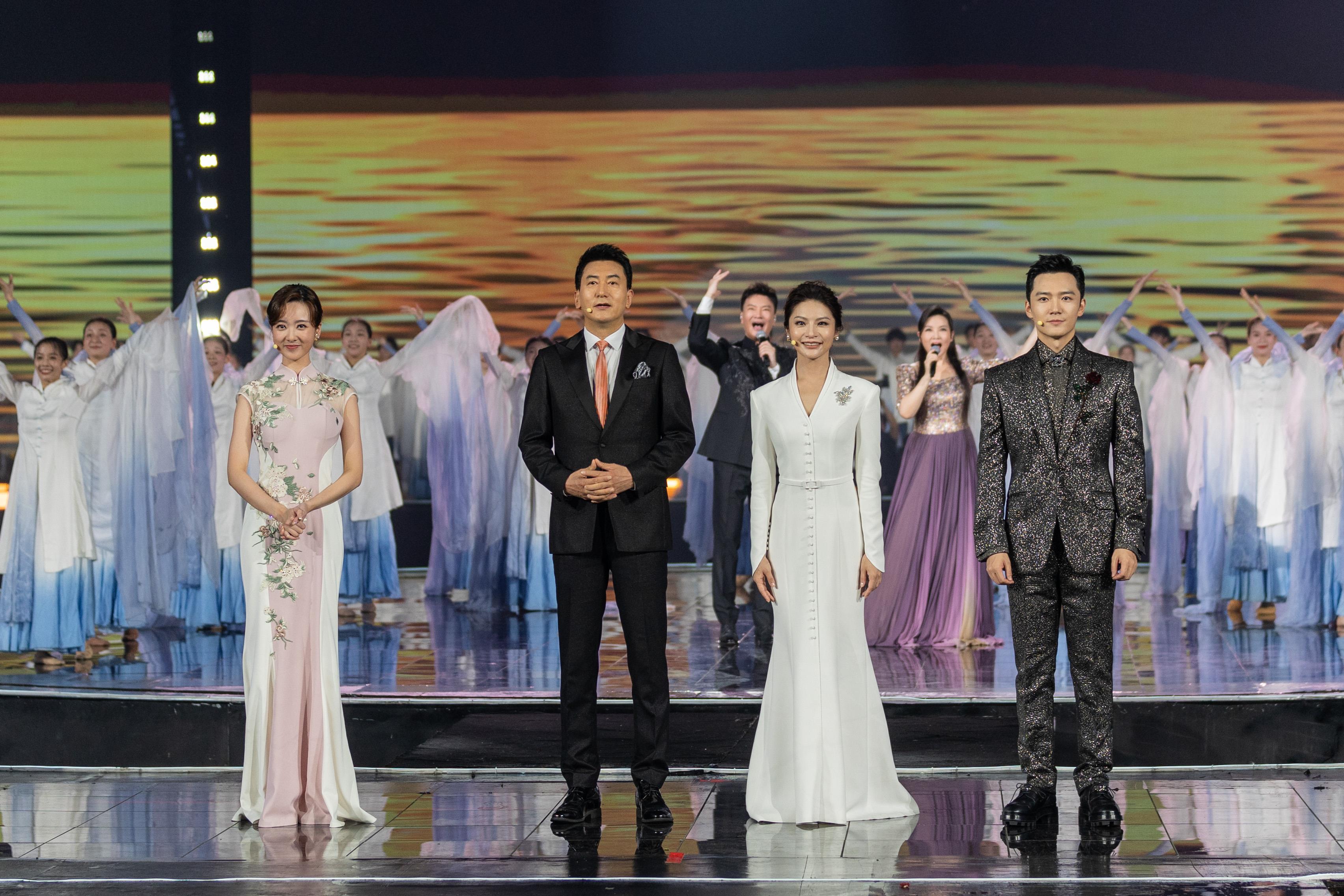 4 hosts of the CCTV Mid-Autumn Festival Gala, the youngest is 25 years old, all of them are of ...