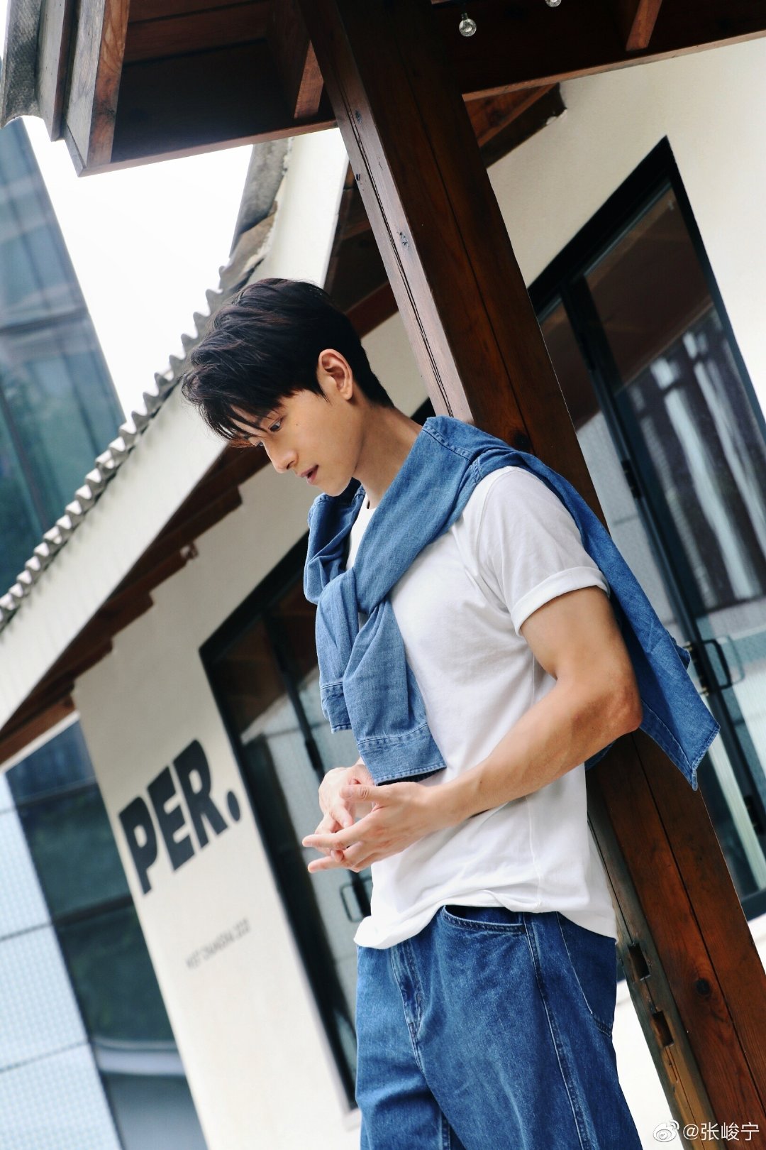 This style of Zhang Junning seems to have seen the beast boy group 2pm ...