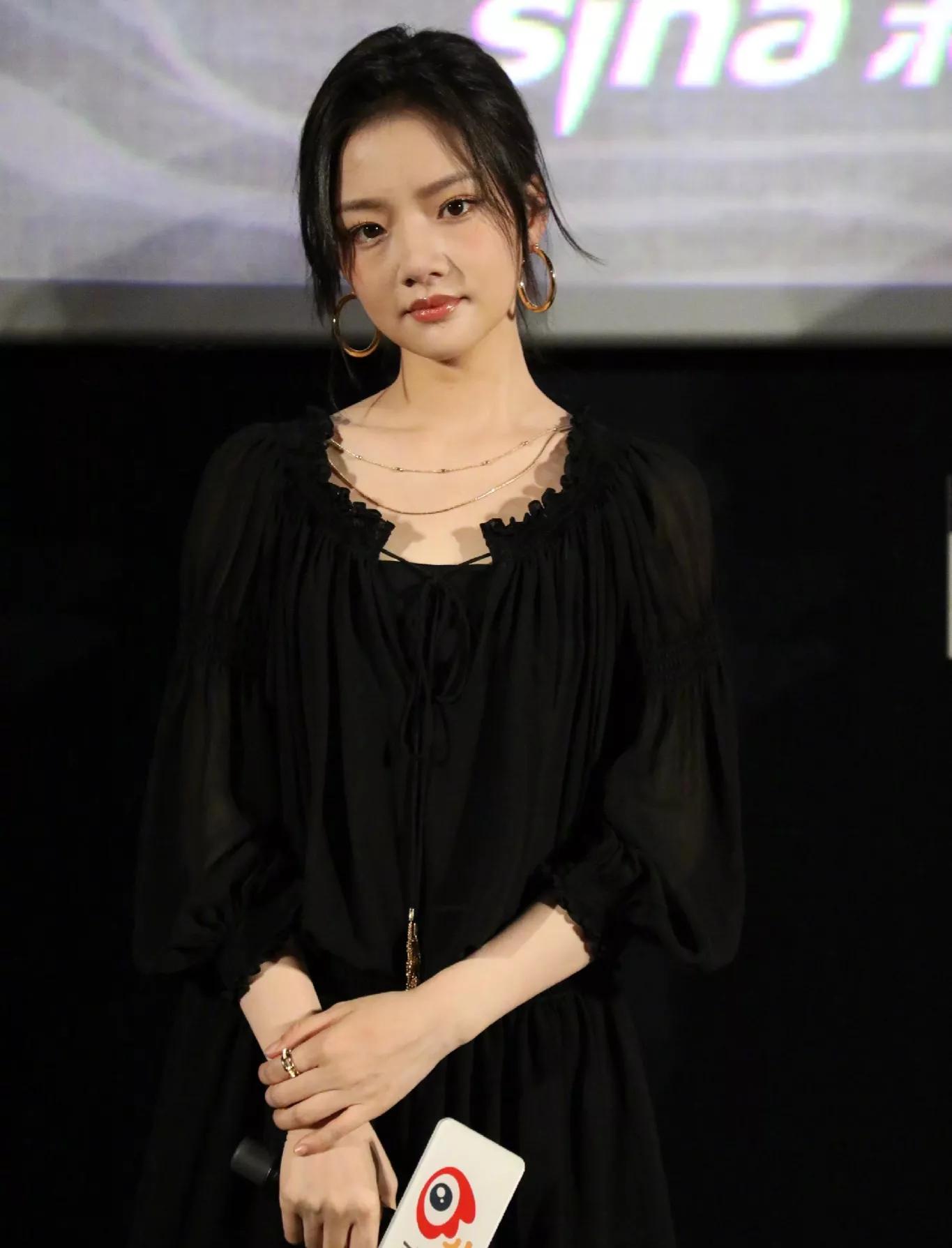 Ren Min appeared at the press conference of "Jade Bones". She was ...