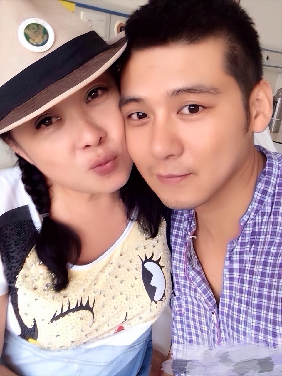 57-year-old actress Zhang Haiyan suspected of adopting a 20-year-old male model, showing off her ...