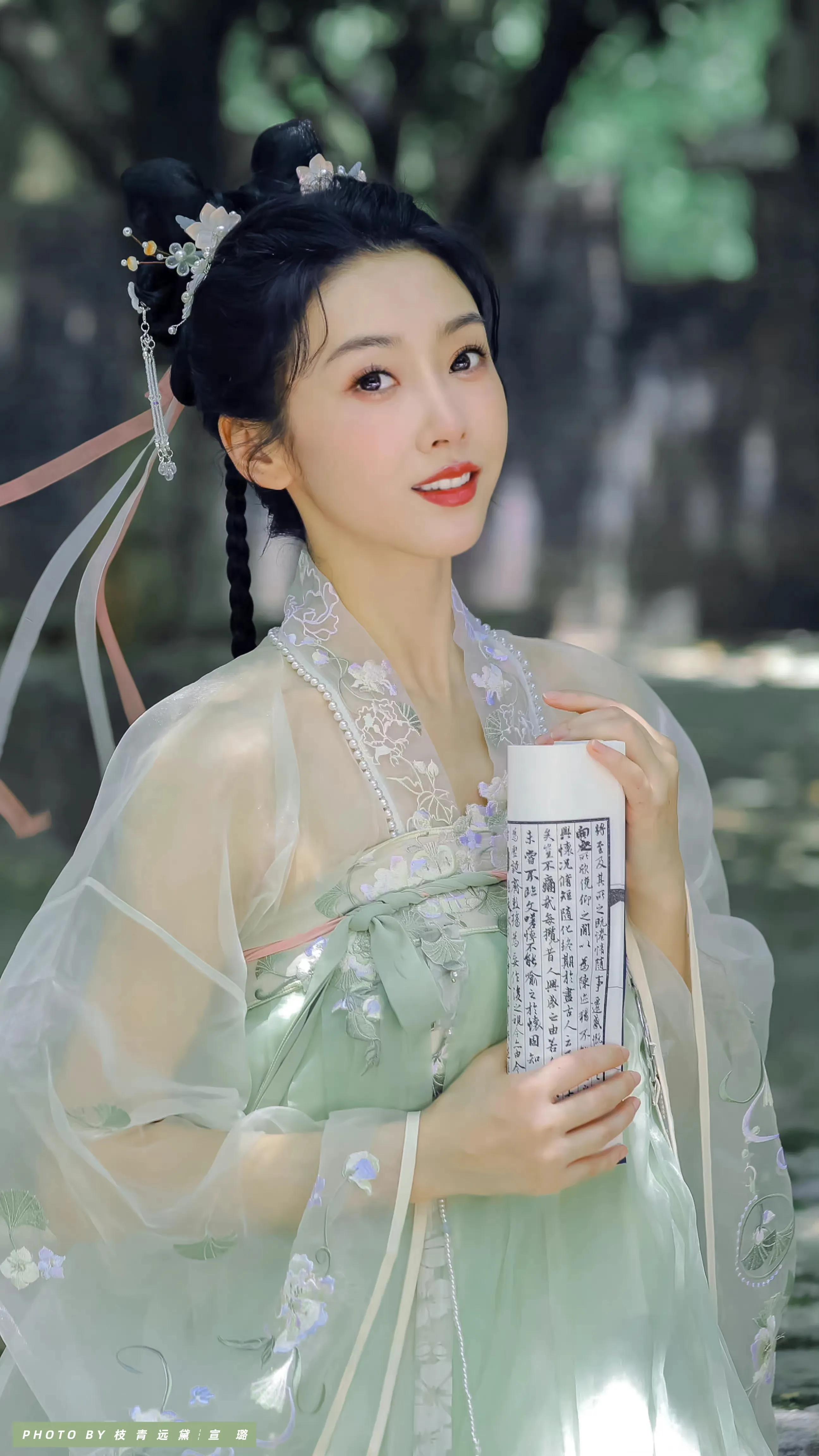 Xuan Lu's beautiful costume - iNEWS
