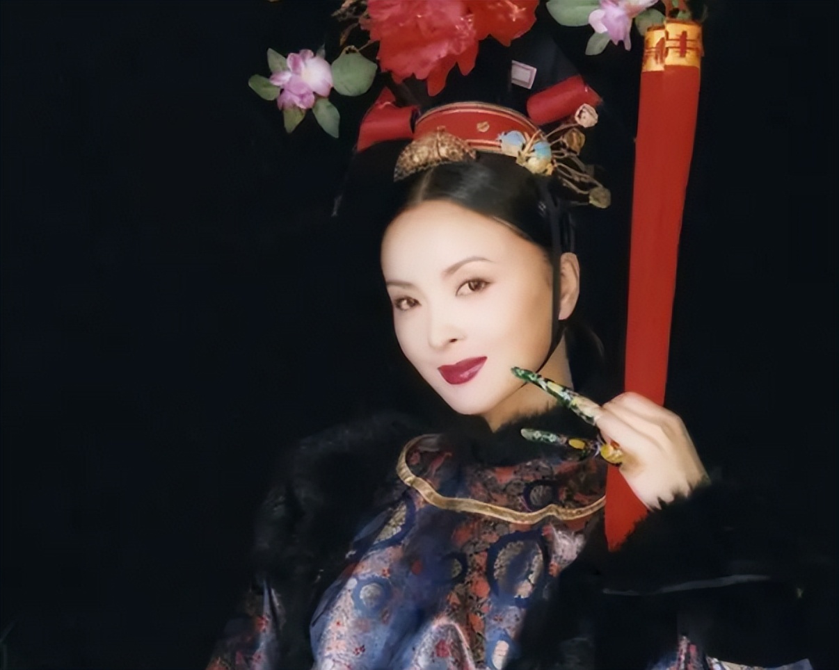 Zhou Jie: She went abroad at the age of 35 and spent $270,000 to charter a plane when she was ...