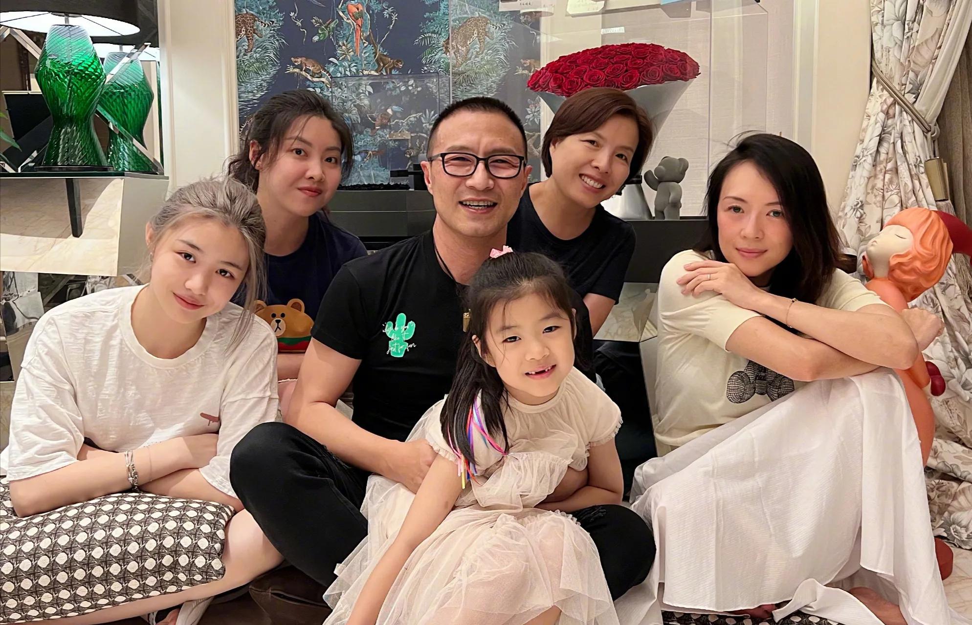 Wang Feng's 4 marriages and 3 daughters and 1 son are now in sweet love ...