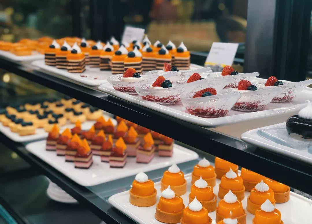 Why is a buffet full of food?Waiter: It's all "routines", it's not too ...