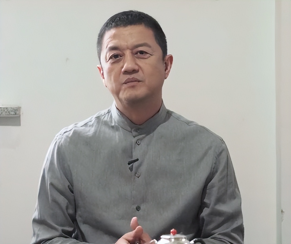 Li Yapeng has a public dinner with the problem artist!The two sat next ...