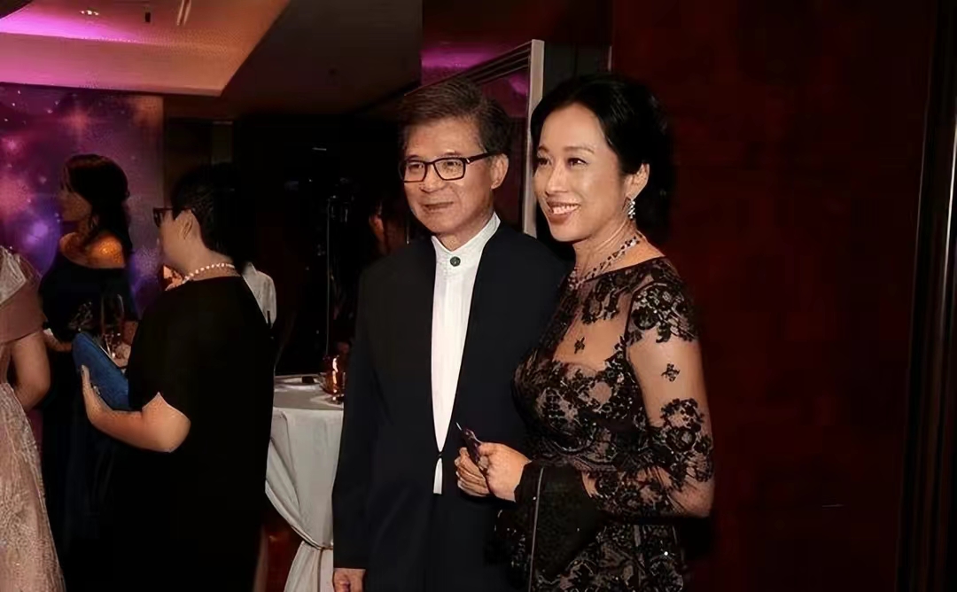 Zhu Lingling and her wealthy businessman husband attended the dinner ...