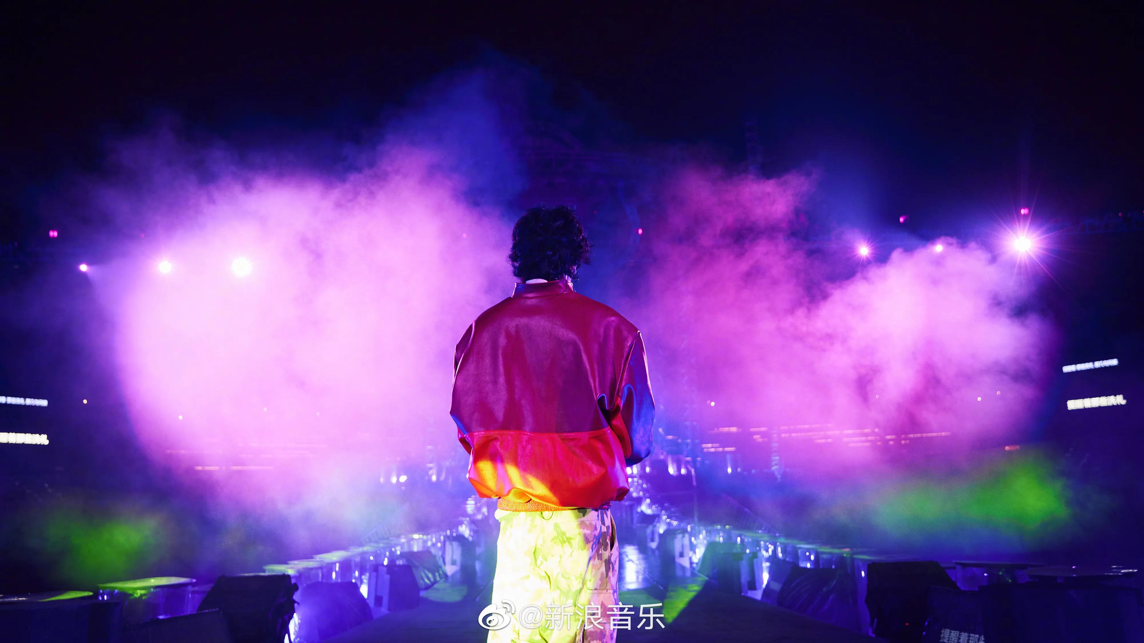 Rehearsal of Hua Chenyu's concert in the rain - iNEWS