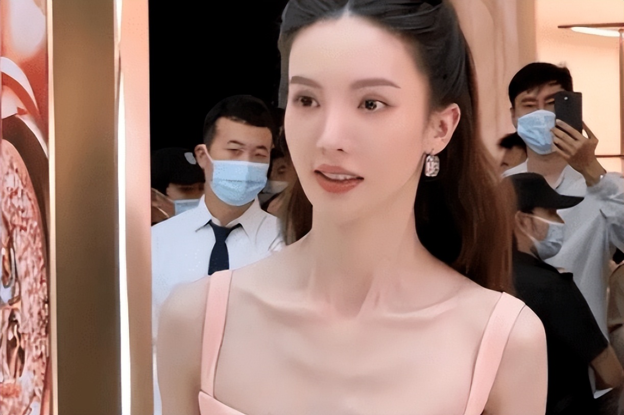 Zhang Xinyi's "rib chest" steals the spotlight, and the "deformed" aesthetic makes the perfect ...