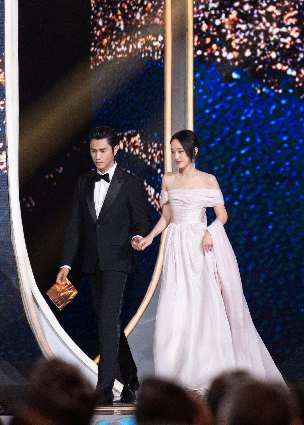 pleasing to the eye! Zhou Xun came out with Chen Kun in his hand ...