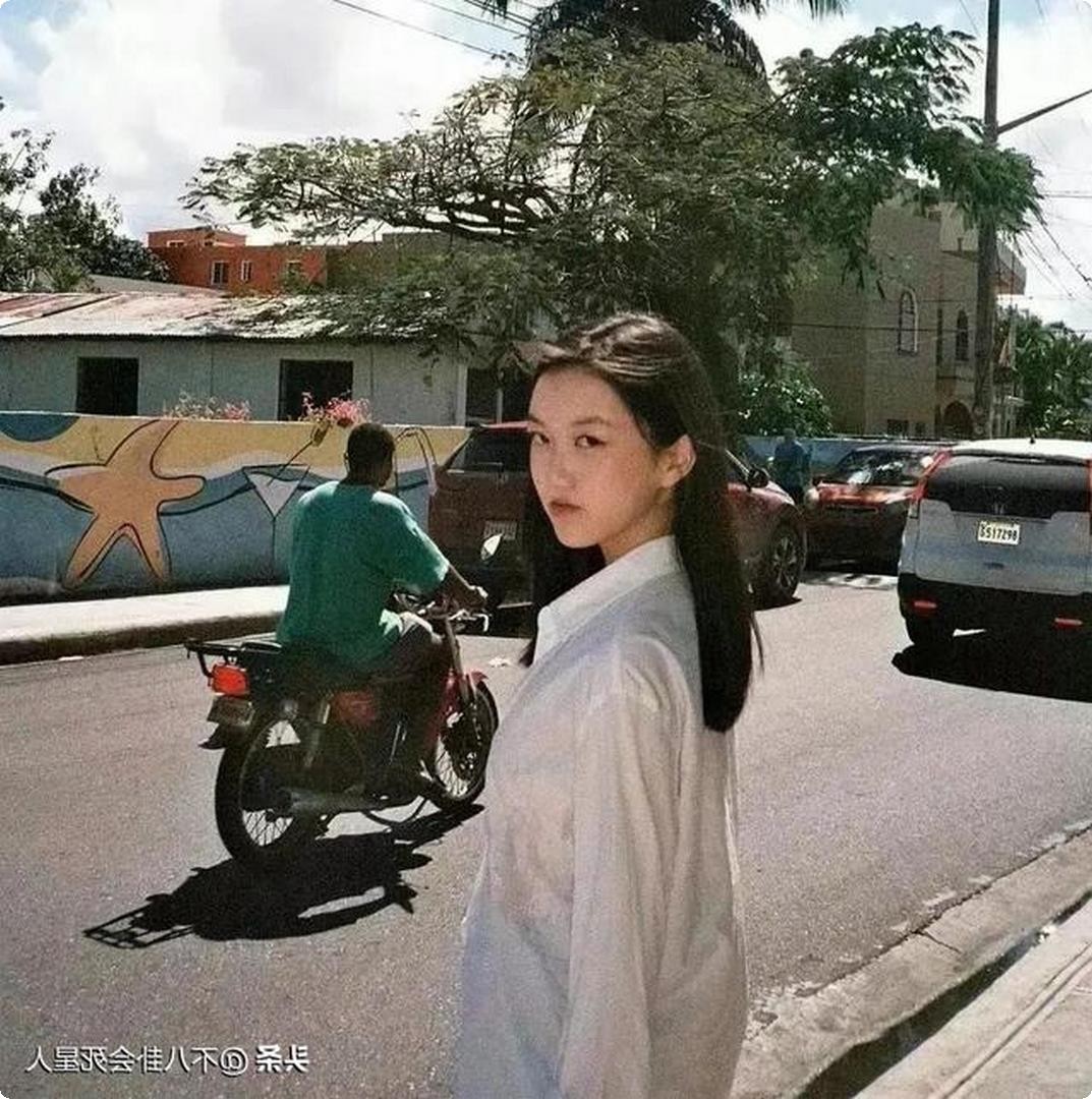 17-year-old Li Yan and Haiha Jinxi go shopping, wearing vests showing ...