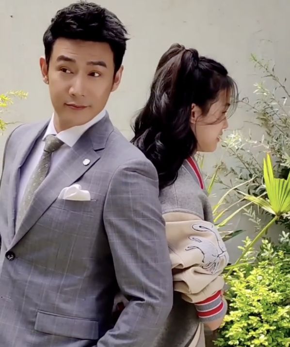 Lu Yi takes his eldest daughter for a photo shoot in Shanghai! Lu Yi is strong, handsome and ...