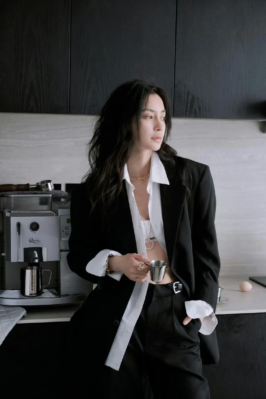 Angelababy's latest magazine cover, the photo without makeup is also ...