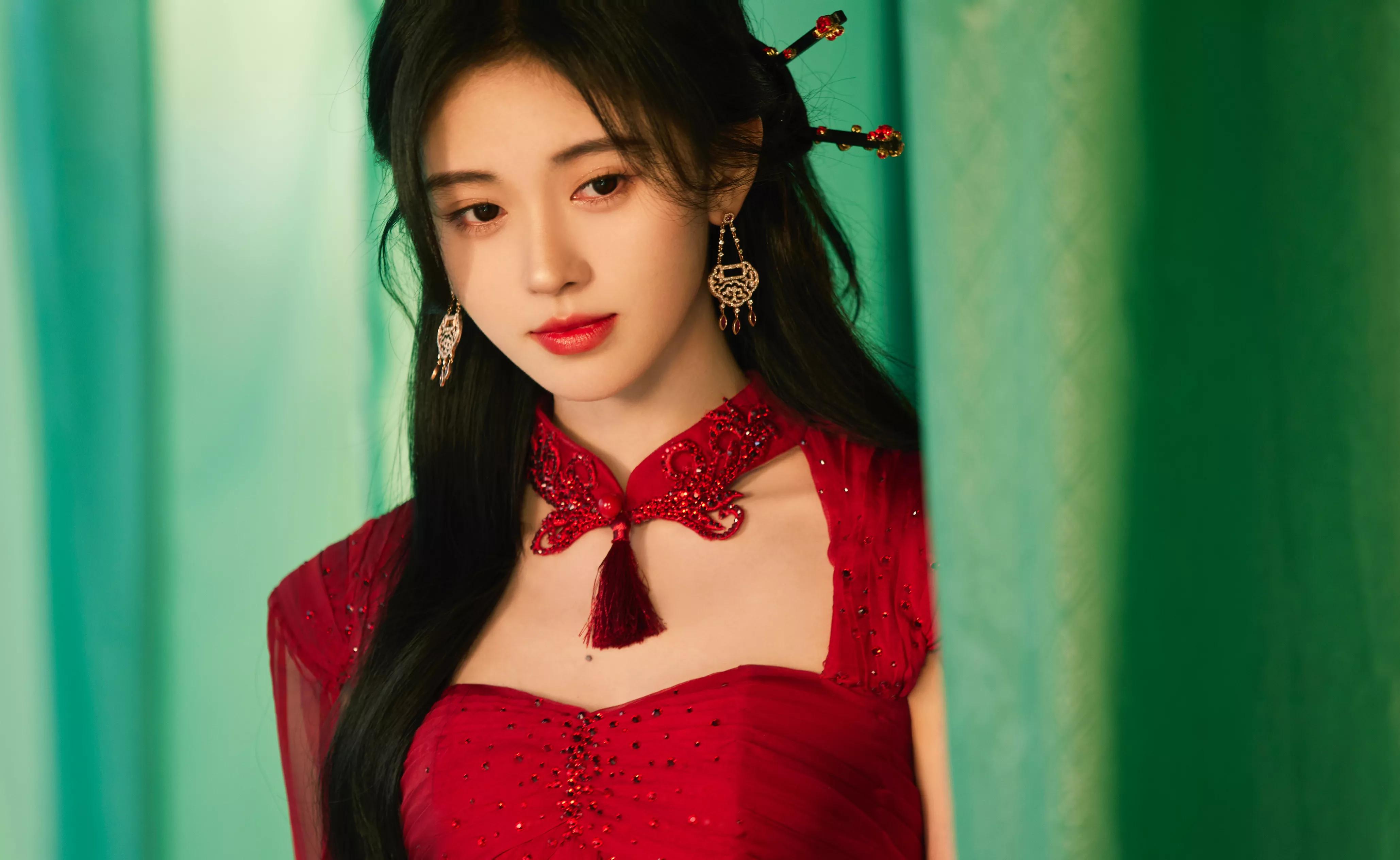 Ju Jingwei's photo, wearing a red national style dress, elegant and ...