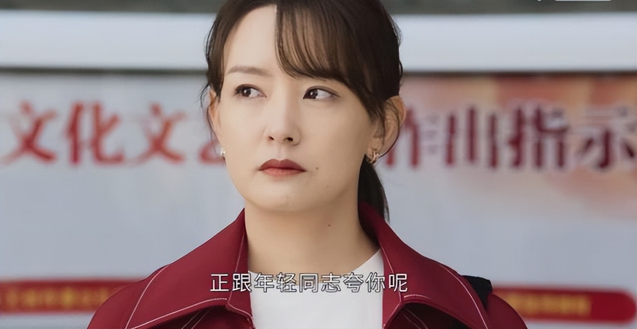 Acting as a female supporting role but not losing to the heroine, an ...