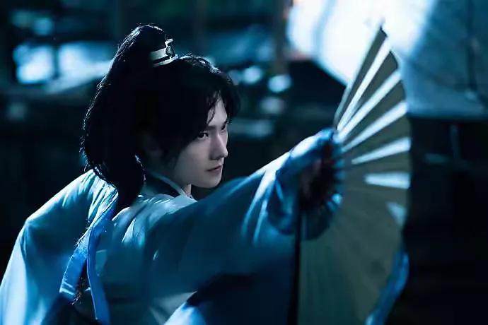 The folding fan in hand is more powerful. These 6 people use the ...