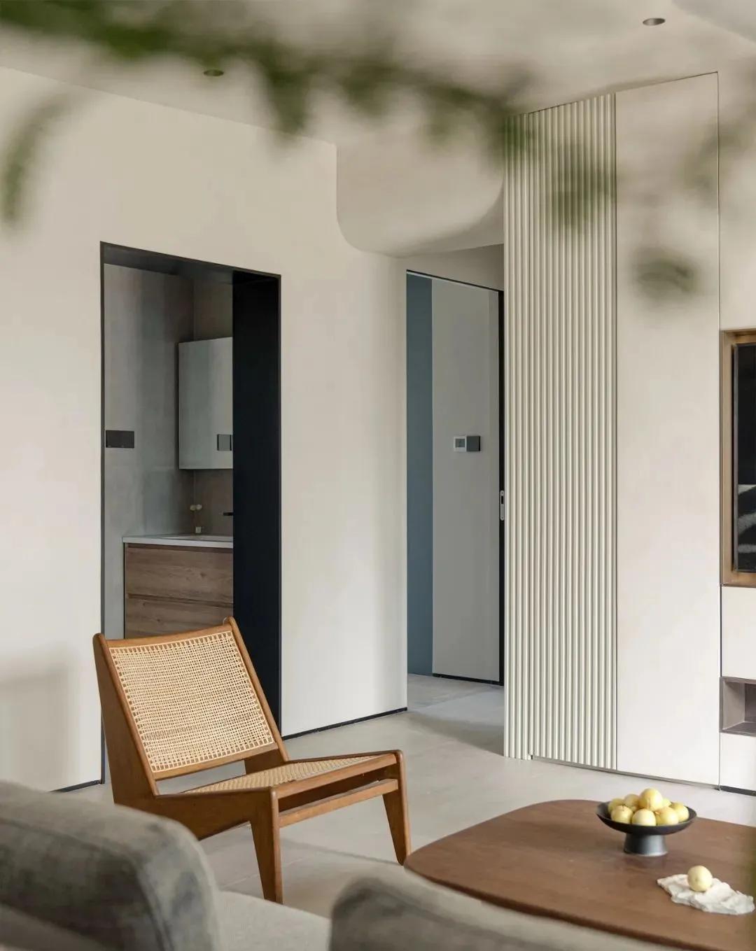 Walk into this 111 square meter home and feel the pure and unadorned ...