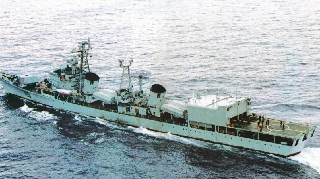 Nine cracks appeared after the warship hit, and the mast antenna ...