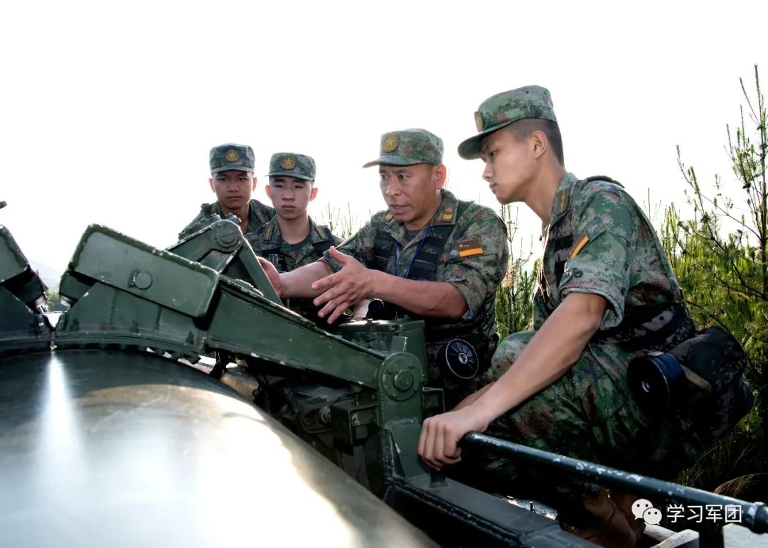 He Xianda, First Sergeant Major of a Brigade of the Rocket Army: "Ace ...