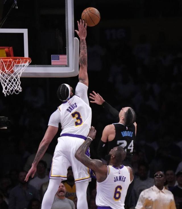 2-1 victory over the second in the West! The suffocating defense returned, James spared no ...