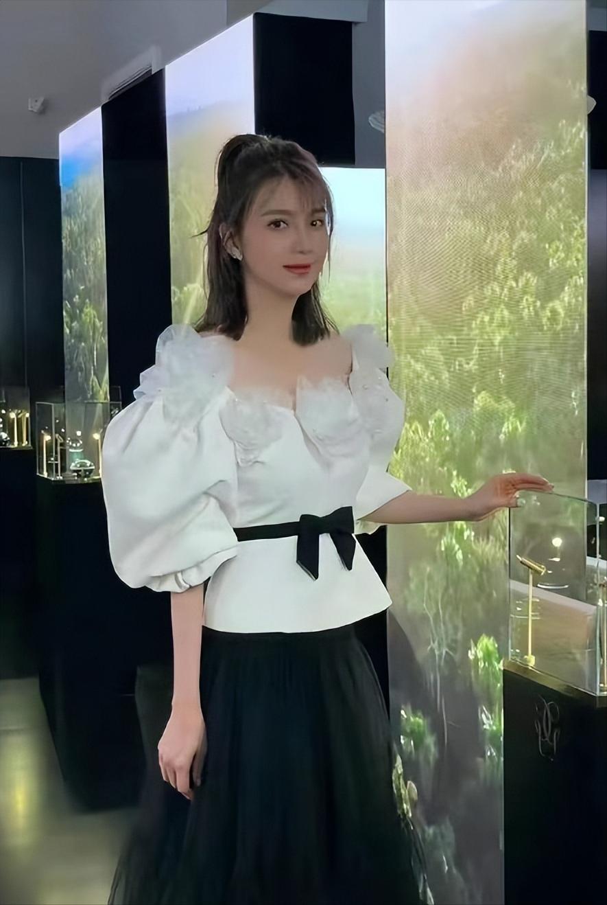 Hong Xin is so beautiful in a pink off-the-shoulder dress, Zhang ...