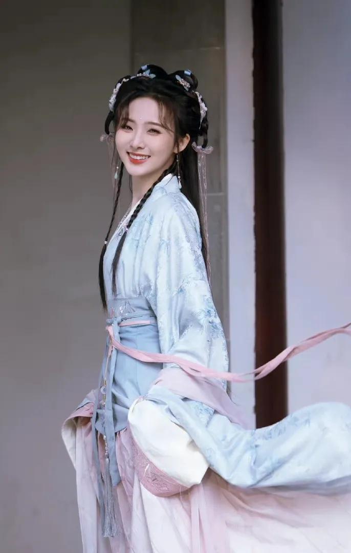 Zheng Naixin is beautiful no matter in ancient costumes or modern ...