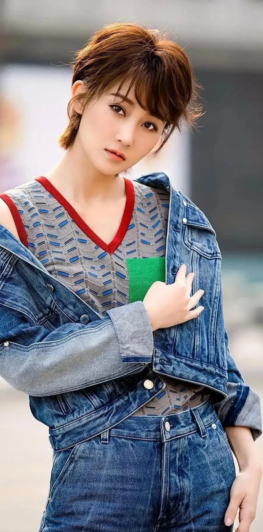 Sexy and charming Lin Peng - iMedia