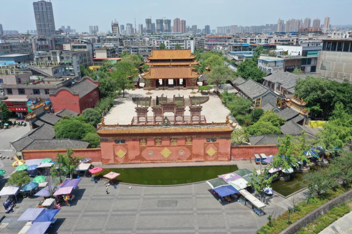 The thousand-year-old temple hidden in the busy city enjoys the ...