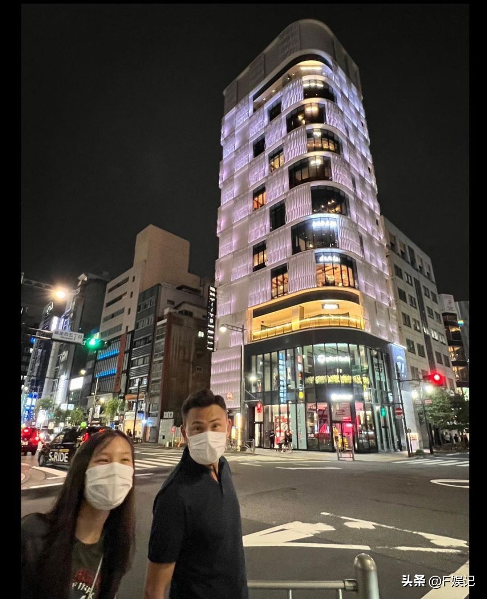 Lin Wenlong, Guo Keying, hugging each other and walking on the street ...