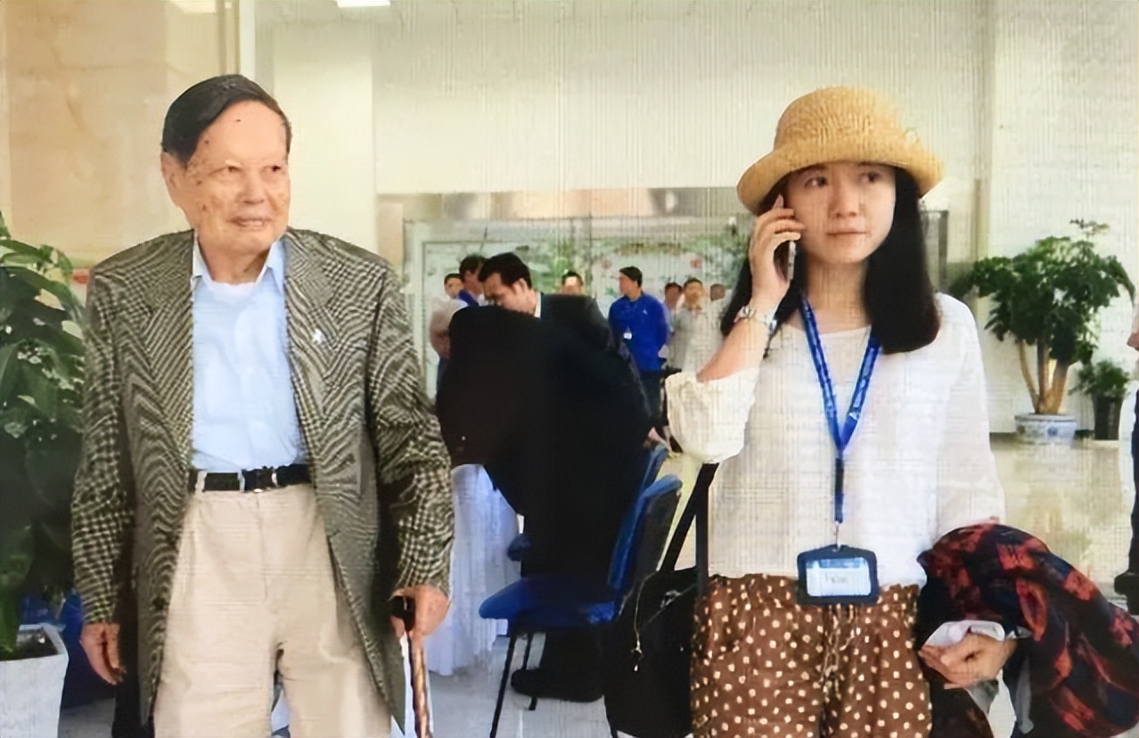 In love for 18 years, Weng Fan, after marriage, went to bed early and ...