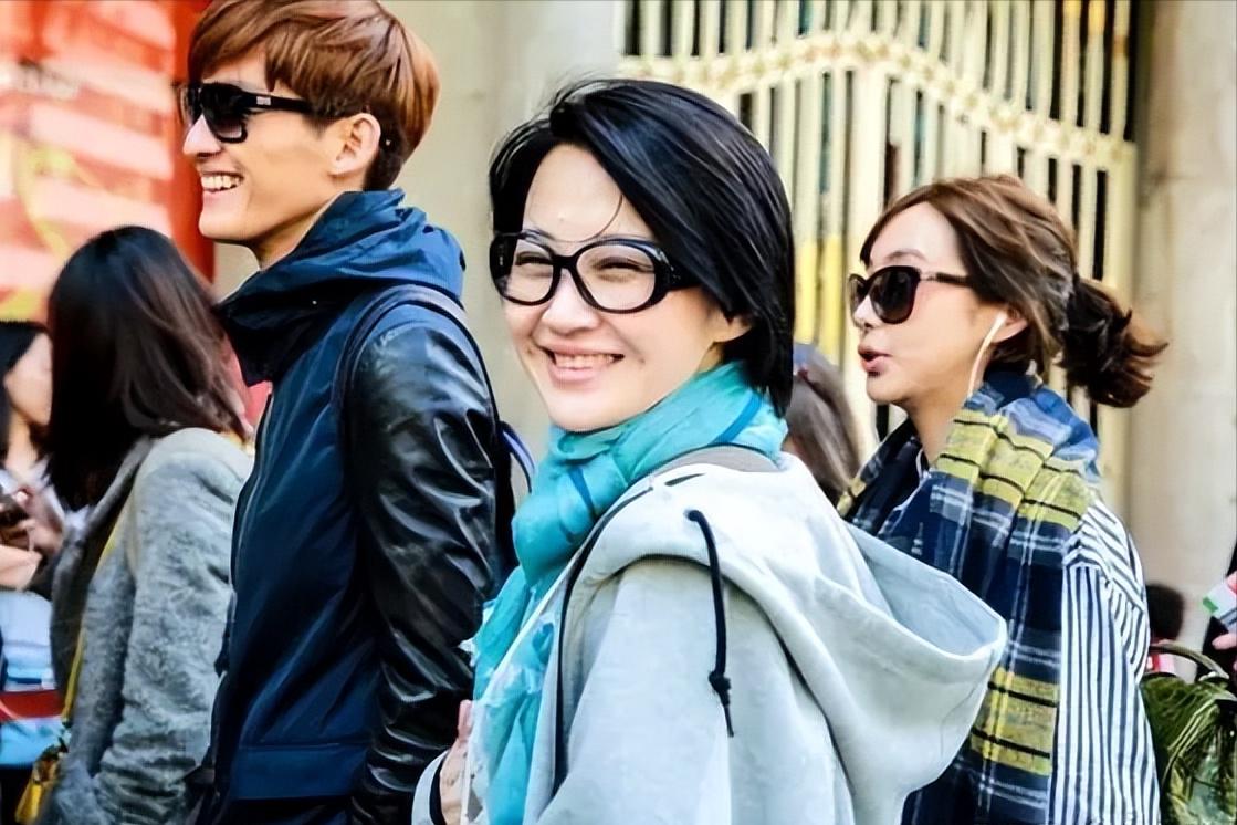 Xu Qing: Still unmarried at the age of 54, with countless "boyfriends ...