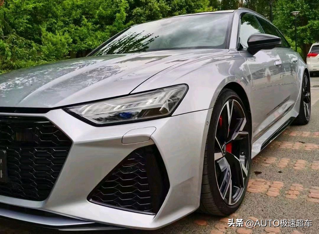 The 4.0T power performance is excellent, and the real shot of the Audi RS6 is close-up, with a ...