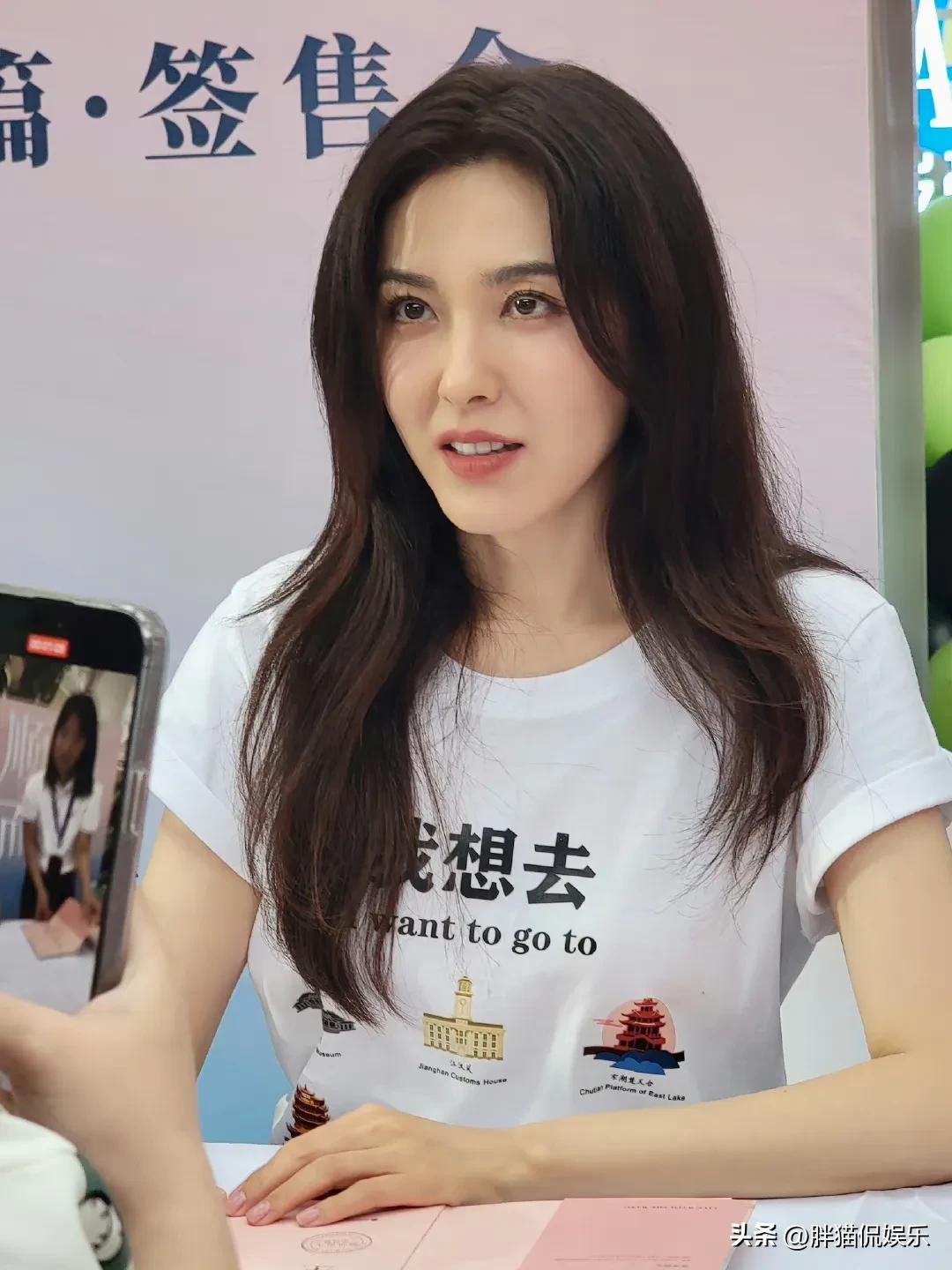 At the signing event, Zeng Lisheng's picture was exposed. He has a good appearance and ...