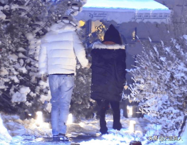 Yao Di dated a man in a bar, both of them touched their legs gently ...