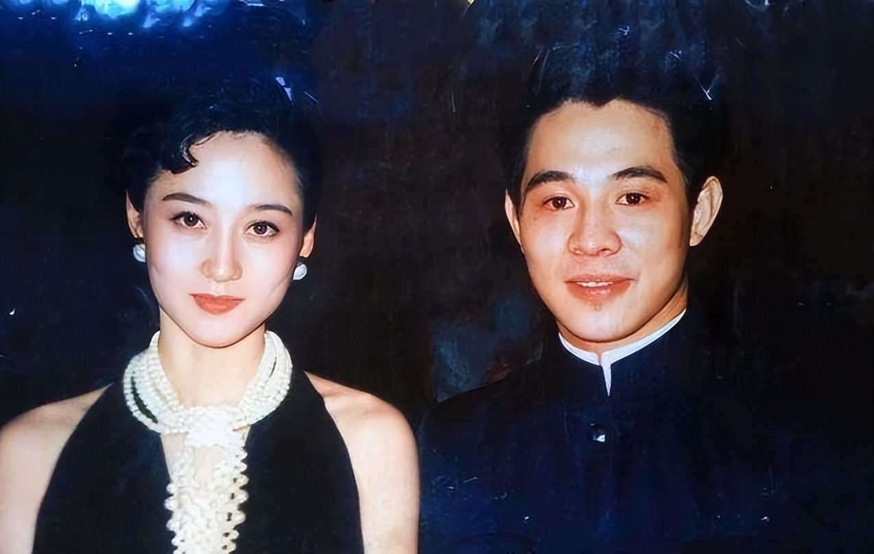 Jet Li posted a recent photo of his wife, 61-year-old Li Zhi is aging ...