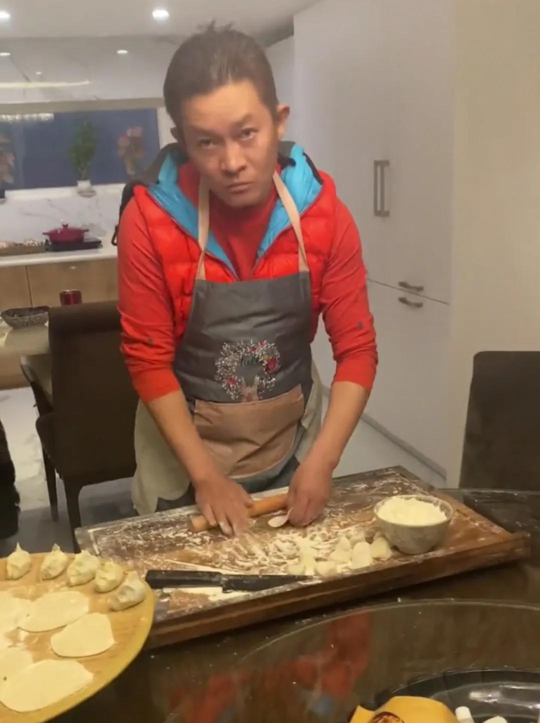 45-year-old Yang Zhigang wears an apron to make dumplings!The skin ...