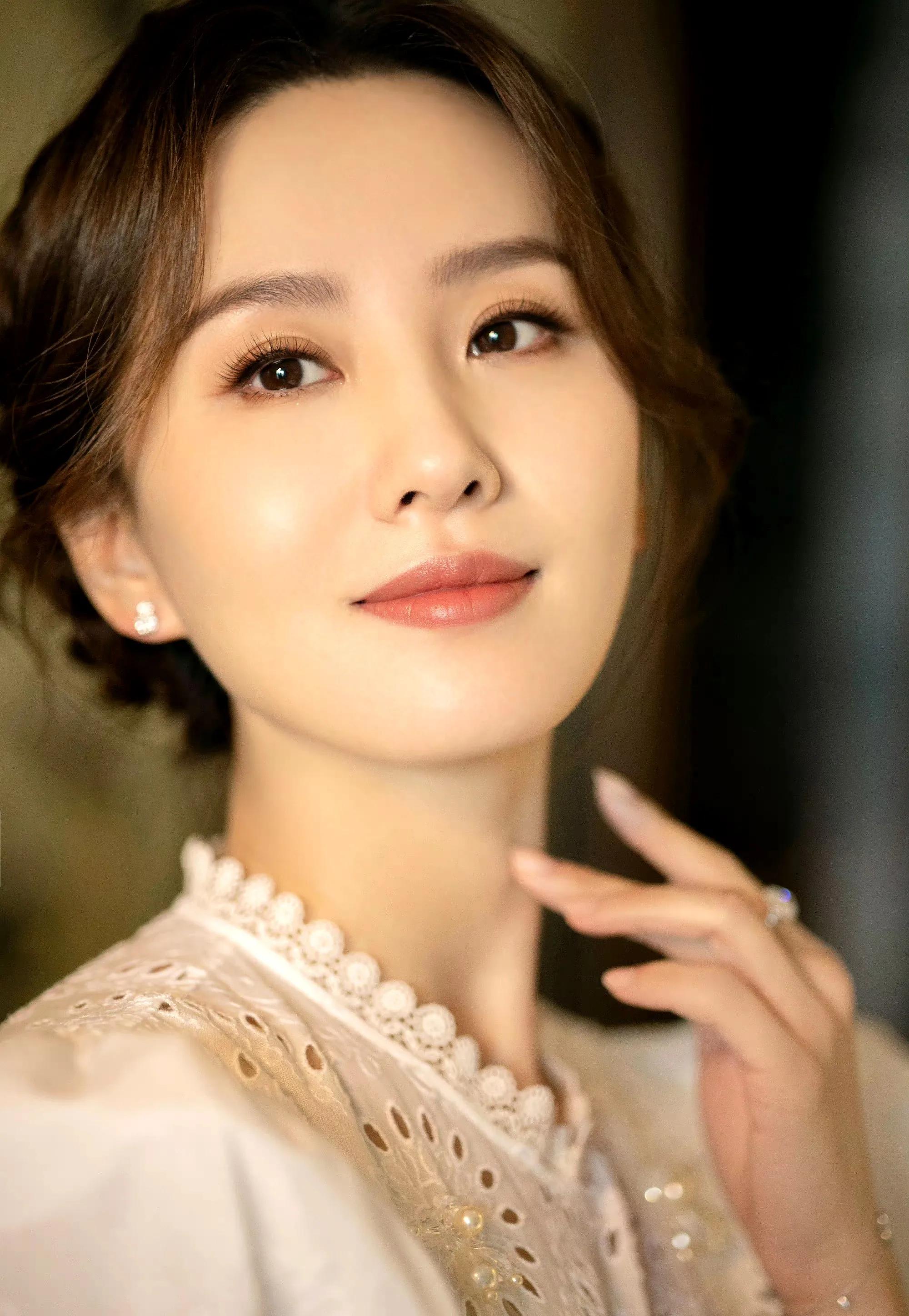 Liu Shishi is tender and tender, lowering her eyes and expressing that she is as beautiful as ...