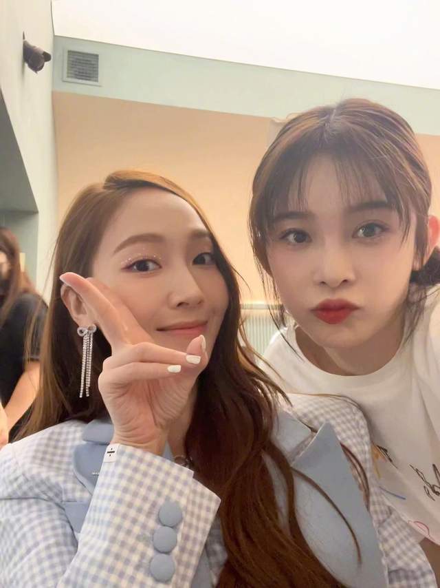 Zhang Qiang called Zhao Yingzi "daughter", the group photo was too ...