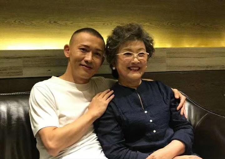 Song Chunli in the same frame as Xiao Xiong looks like mother and ...